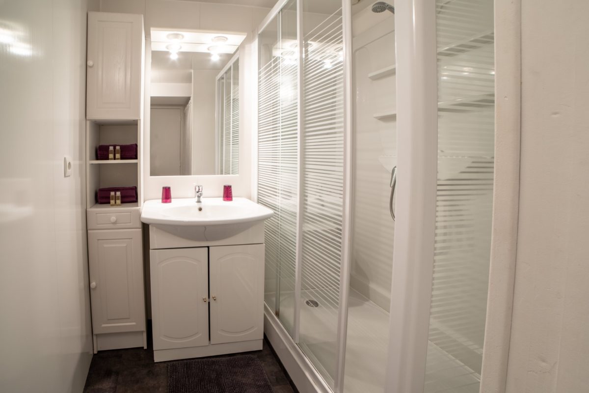 1C – Chambre double, salle de douche commune | Chambres d’hôtes à Laval ...